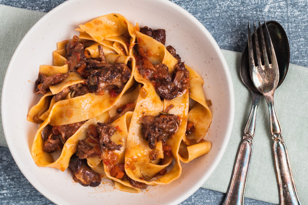 Oksehale ragout – Pasta med oksehaler langtidssimret i rødvin og tomat