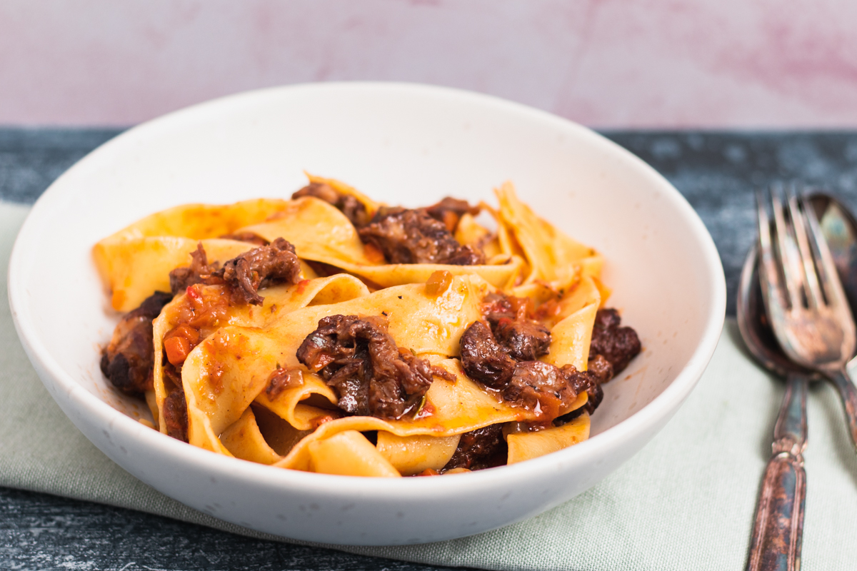 Oksehale ragout – Pasta med oksehaler langtidssimret i rødvin og tomat